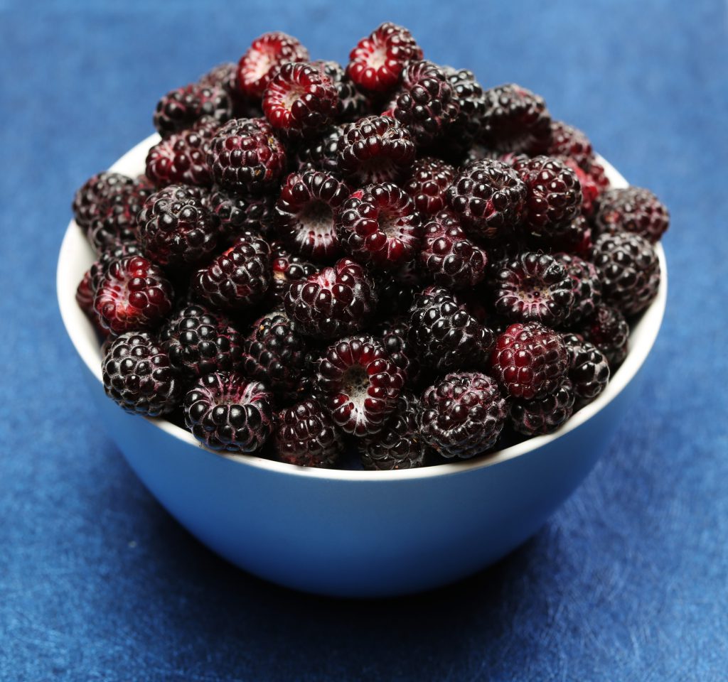 Eat this summer berry to soothe skin rashes - Easy Health Options®