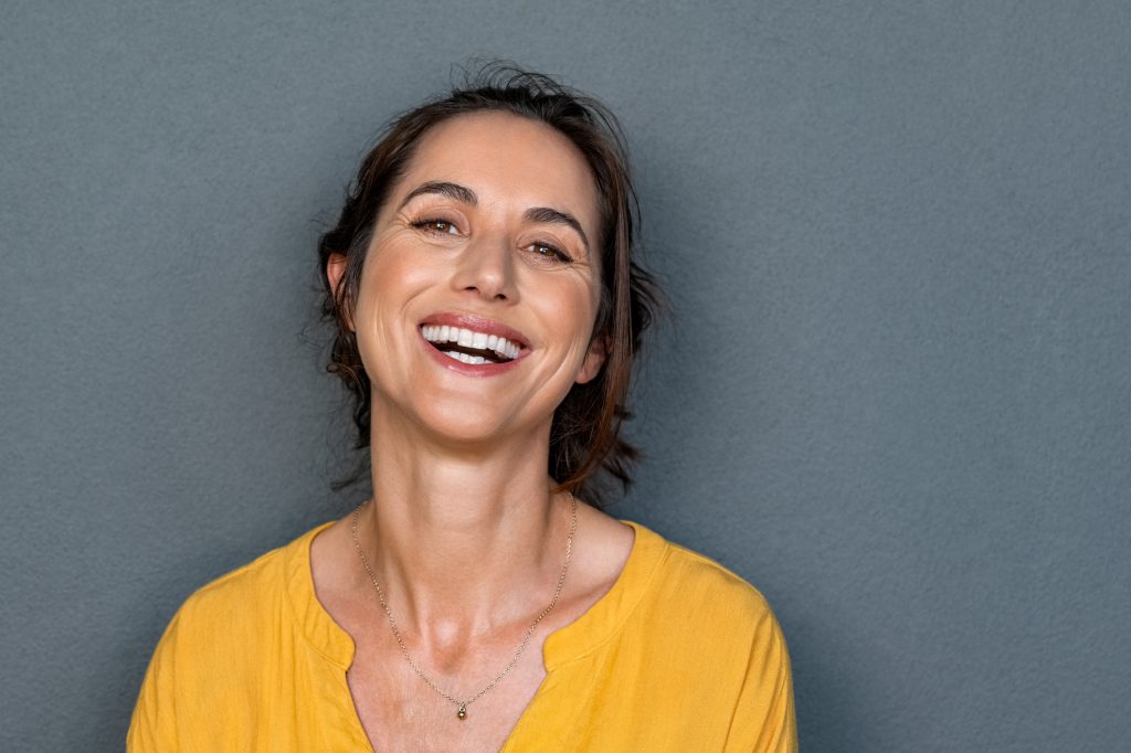 Smile! Science says faking a happy face raises your spirits - Easy ...