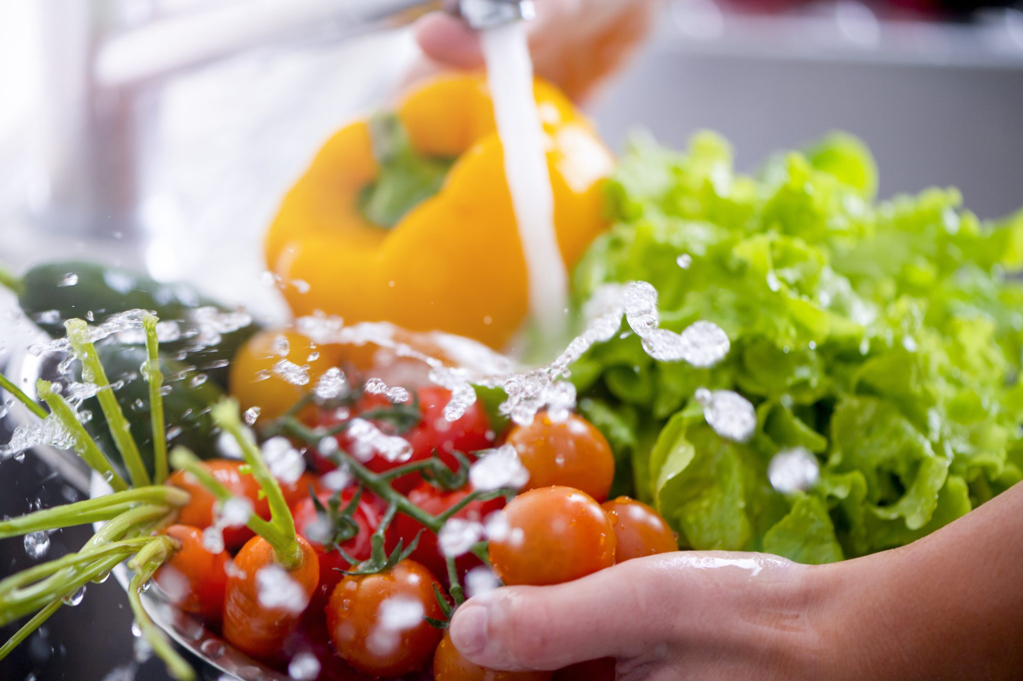 The proper way to clean your produce - Easy Health Options®